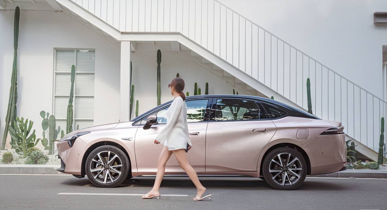 配置很顶，价格很美，AION S Plus70乐享版来袭，能吸引年轻人吗？_搜狐汽车_搜狐网