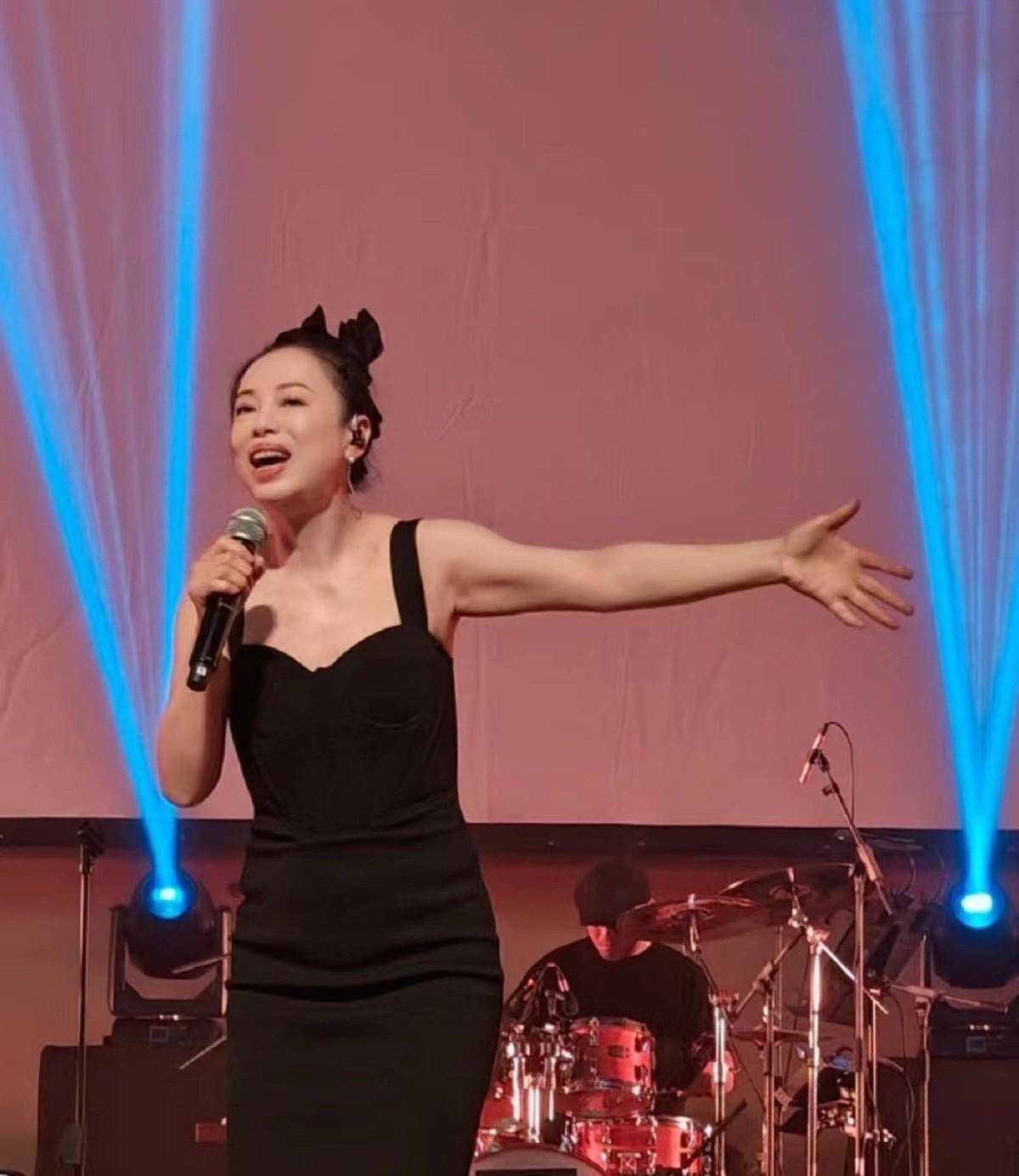 54岁黄绮珊和春晚判若两人！穿黑色吊带秀性感，“黄妈”变姐姐 -6park.com