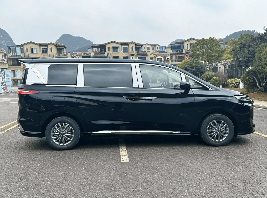 和红旗HQ9同平台，定位更亲民，带大七座+2.0T，奔腾M9实车曝光！_搜狐汽车_搜狐网