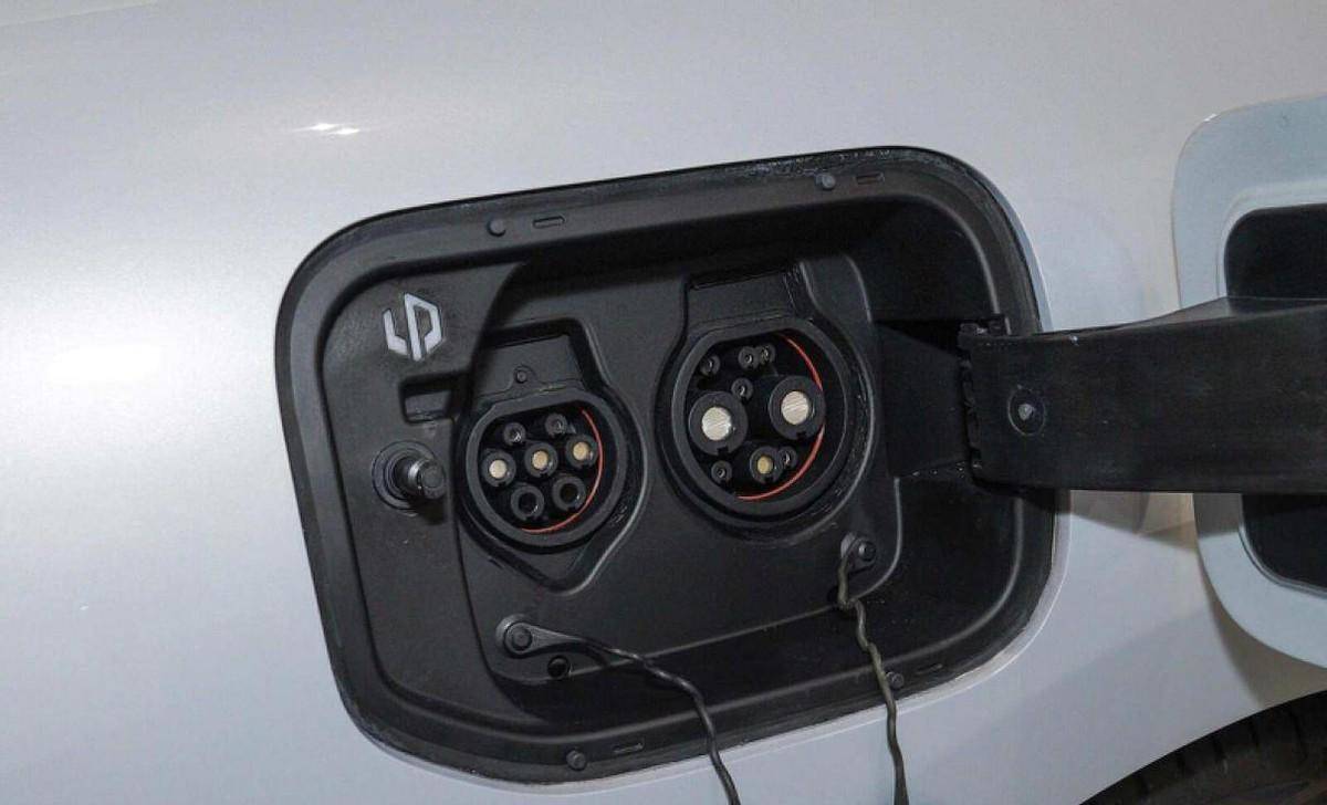 零跑C01又卷起来了，最高续航717km，轴距超2米9，值不值？_搜狐汽车_搜狐网