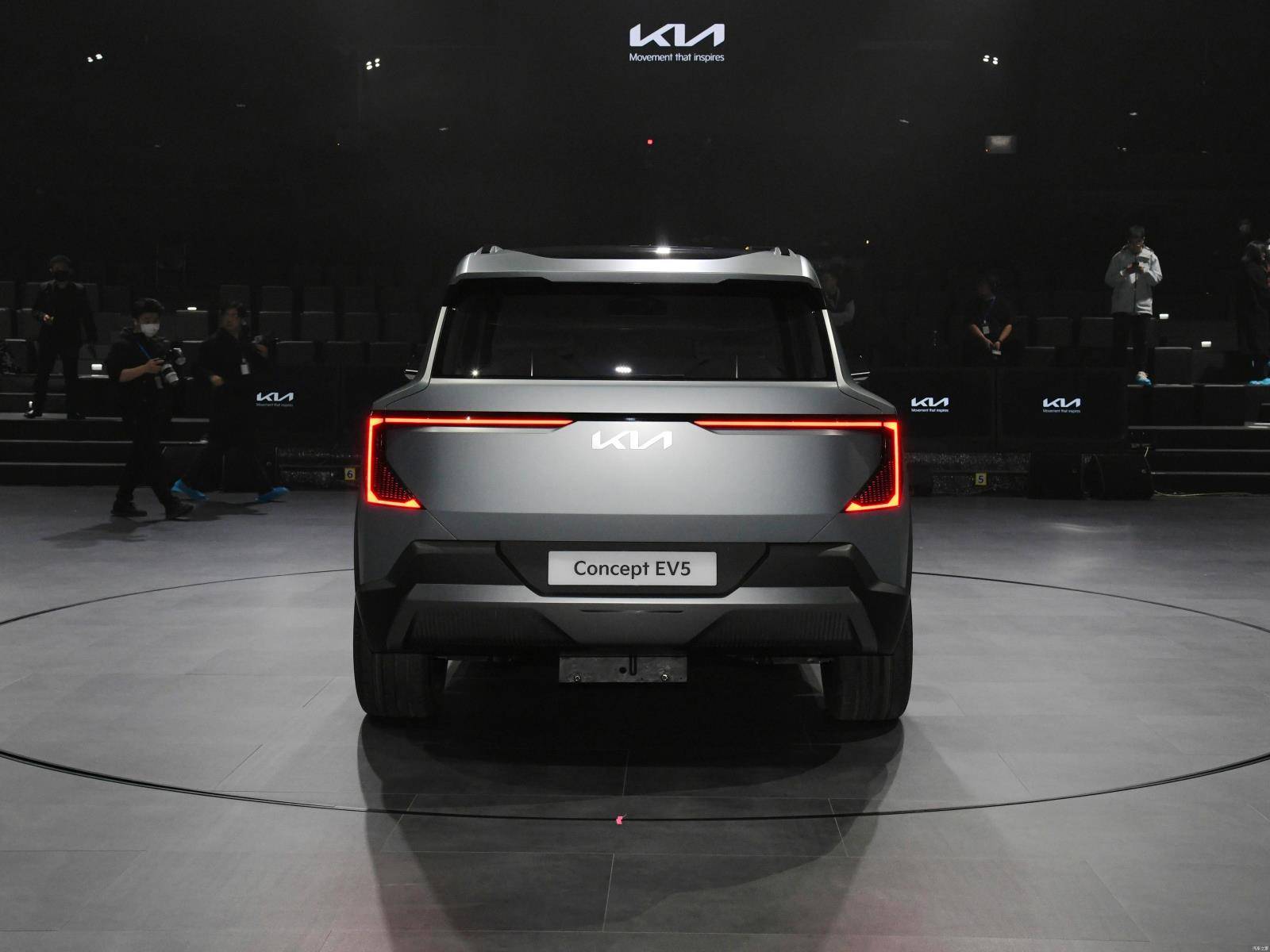 起亚EV5概念车首发亮相 续航超700km/量产版或将于今年11月推出_搜狐汽车_搜狐网