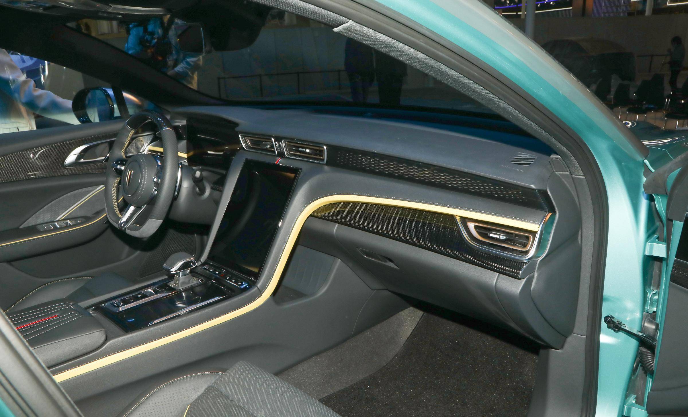 高功率2.0T外加8AT！红旗H6主打运动，颜值高空间大，就缺混动了_搜狐汽车_搜狐网