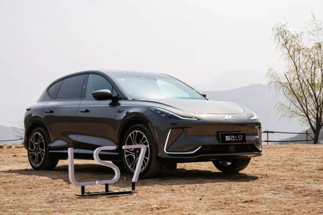 中大型纯电SUV如何“弯道超车”？智己LS7要靠操控取胜_搜狐汽车_搜狐网