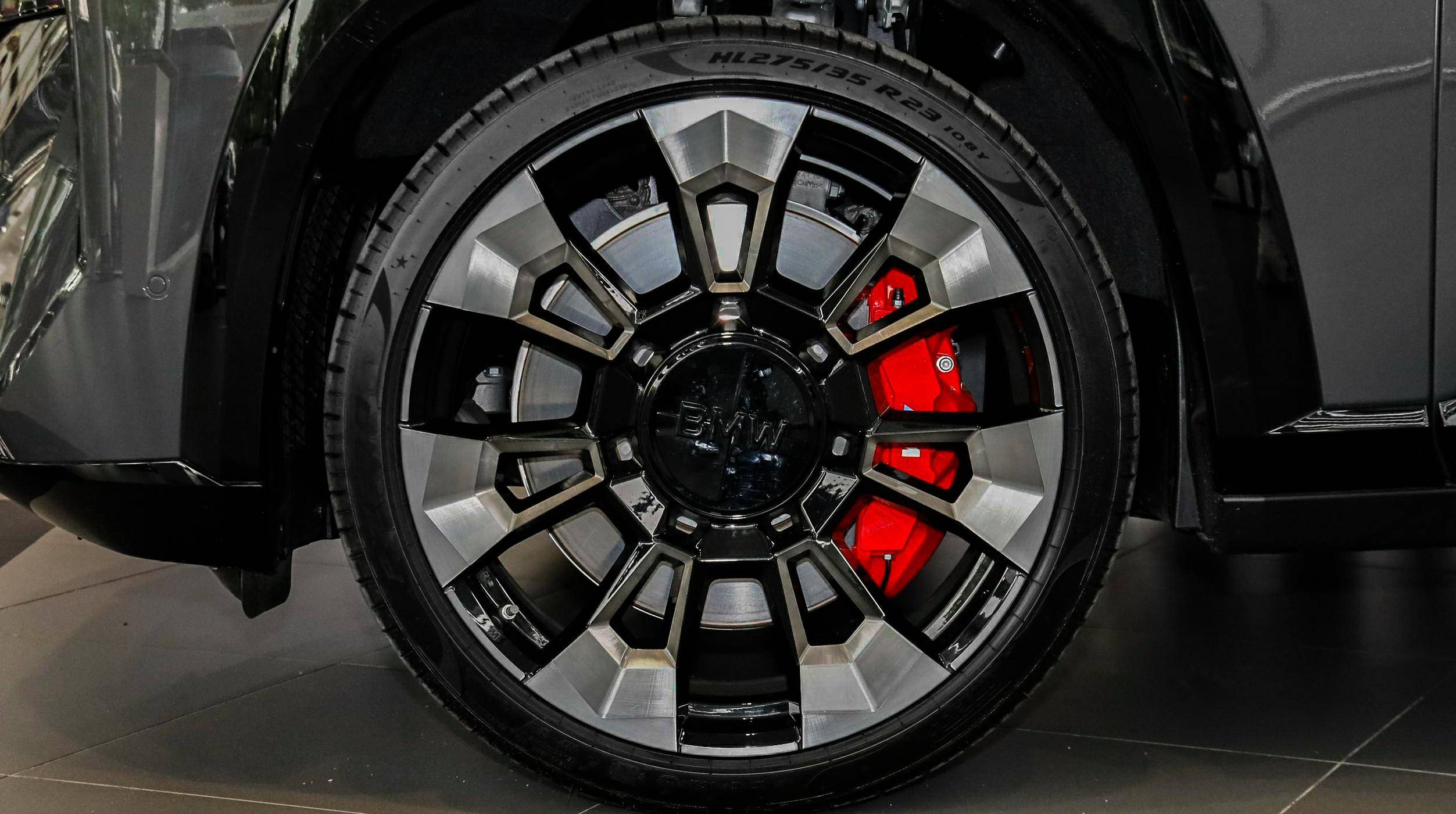 M系列旗舰SUV，4.4T插混系统，到店体验宝马XM，230万，值吗？_搜狐汽车_搜狐网