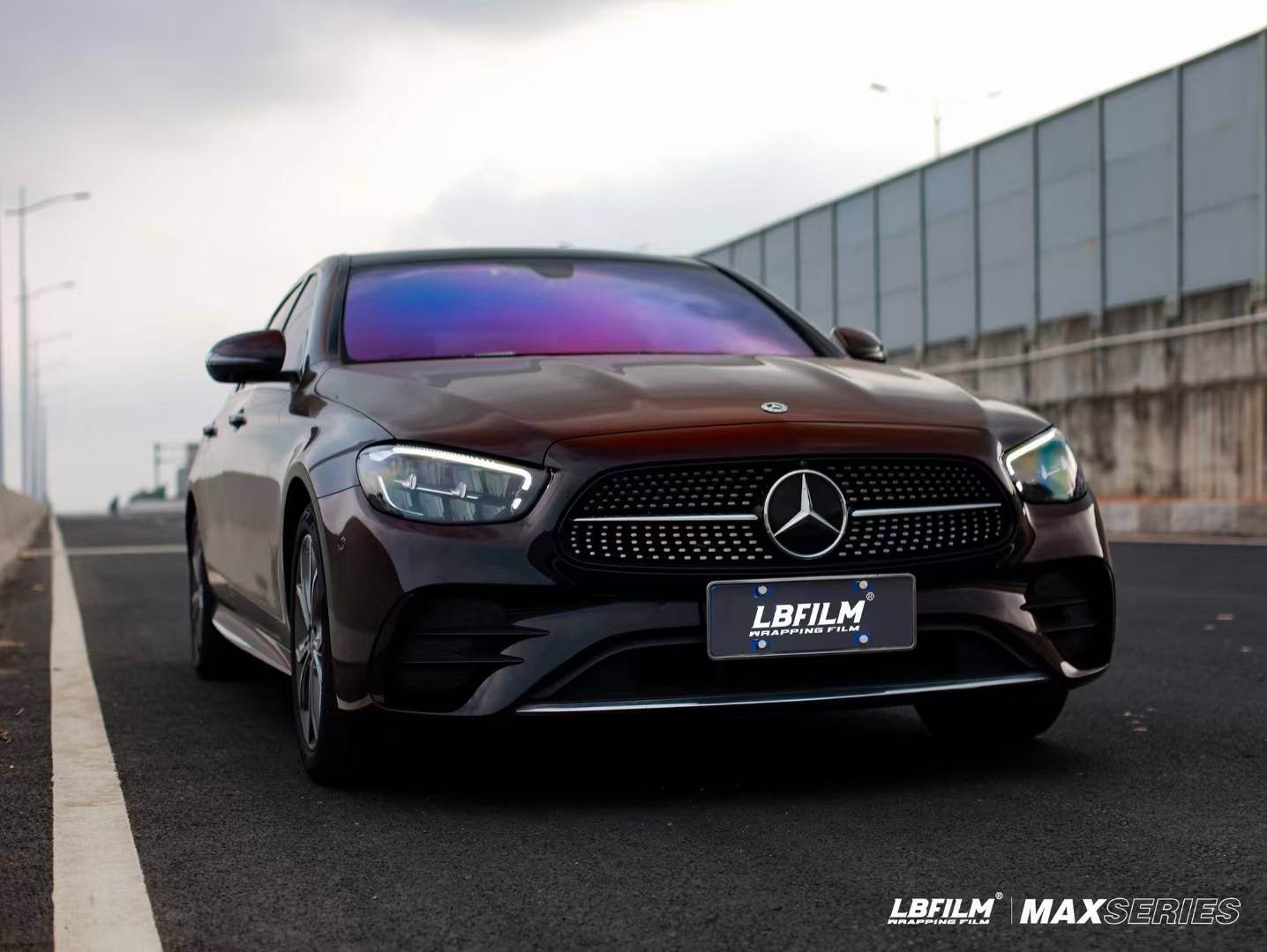 奔驰E300L-LB改色膜黑魅红，充满了魅惑气息！_搜狐汽车_搜狐网