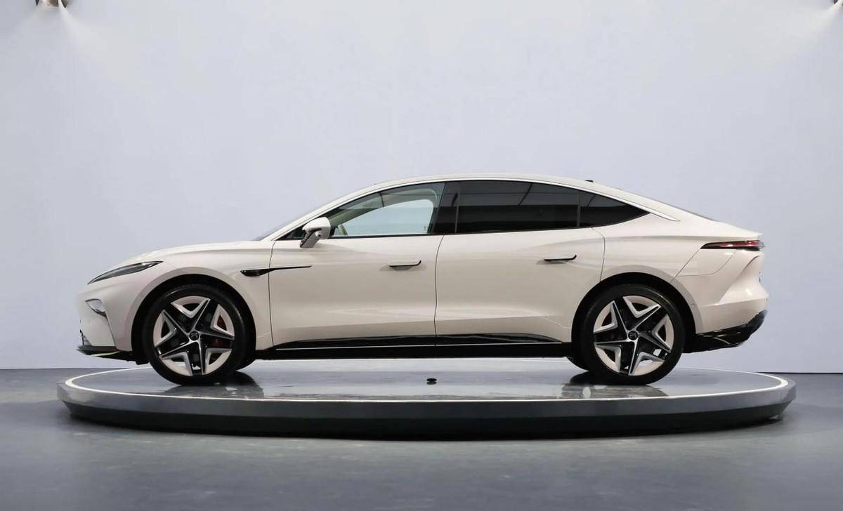 飞凡F7新款推出，666km超长纯电续航，时尚外观，很适合年轻人！_搜狐汽车_搜狐网