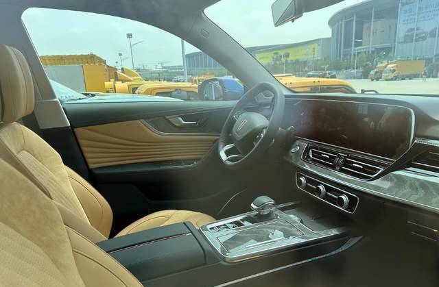 2023款红旗HS5实拍曝光，换高功率2.0T，换8AT，内饰升级更大气_搜狐汽车_搜狐网