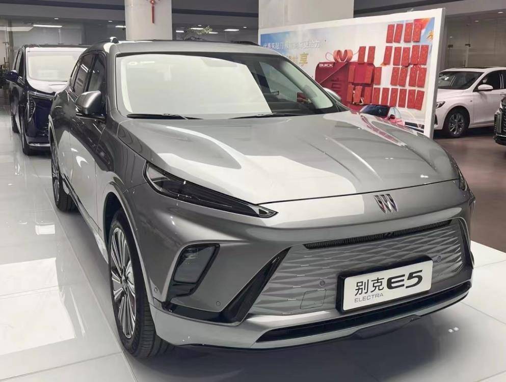 别克E5到店！换装全新车标，外观新潮，动力续航理想，轴距2954mm_搜狐汽车_搜狐网