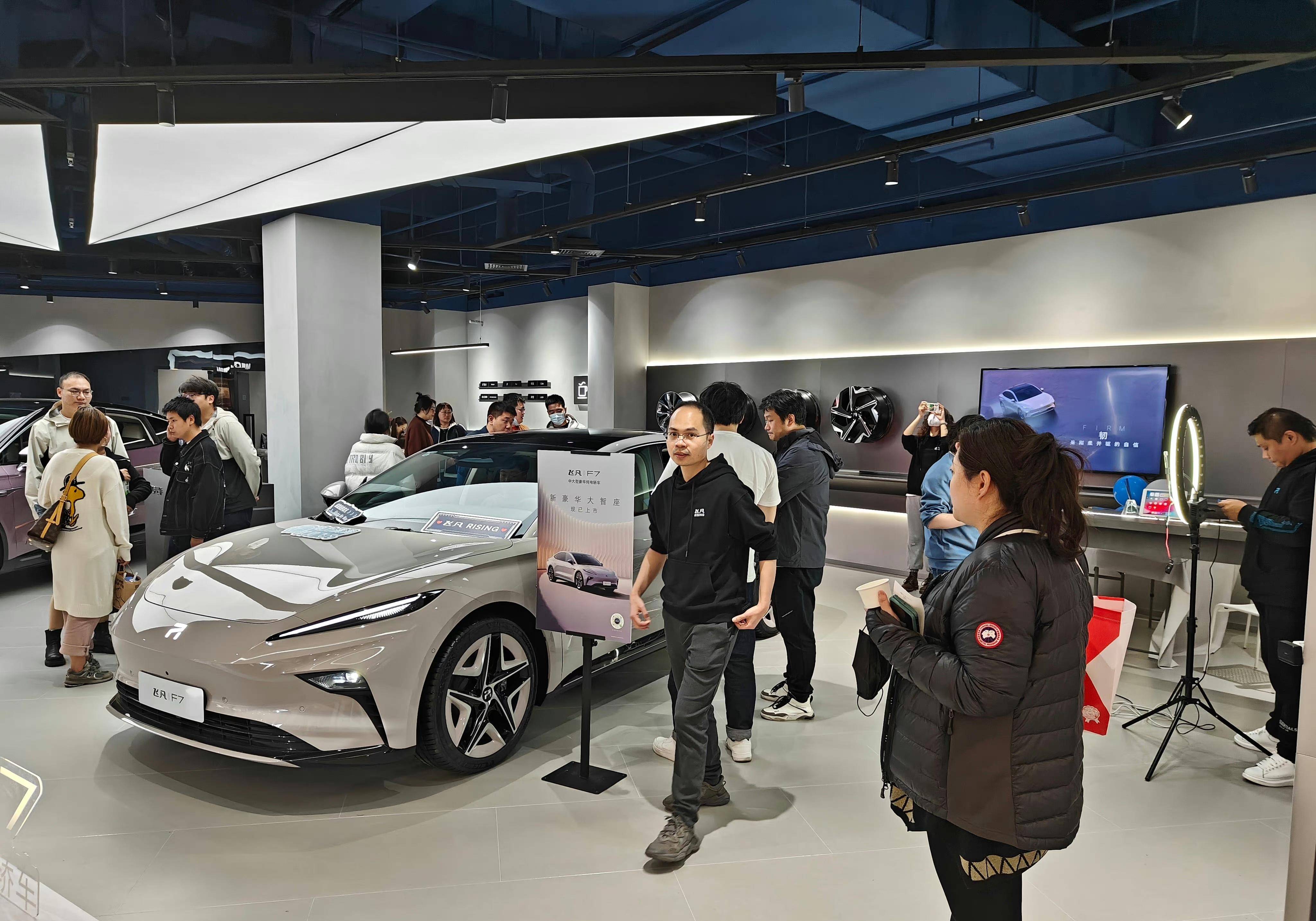探店飞凡F7：对标ET7但22.99万起，卖得很火，到店试驾排队一下午_搜狐汽车_搜狐网