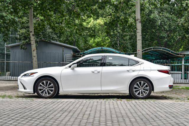 35万提了辆雷克萨斯ES200豪华版，开了2个月，车主说了优缺点_搜狐汽车_搜狐网