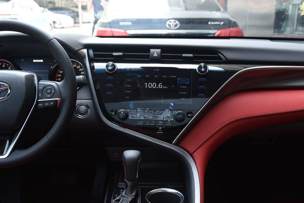 全新改款丰田凯美瑞来啦，起步2.0T＋前后独悬，满油跑1000km_搜狐汽车_搜狐网