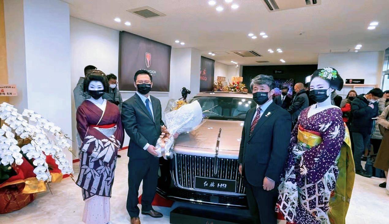 国外红旗4S店开业！门口摆满祝贺花篮，双色H9是展厅C位_搜狐汽车_搜狐网