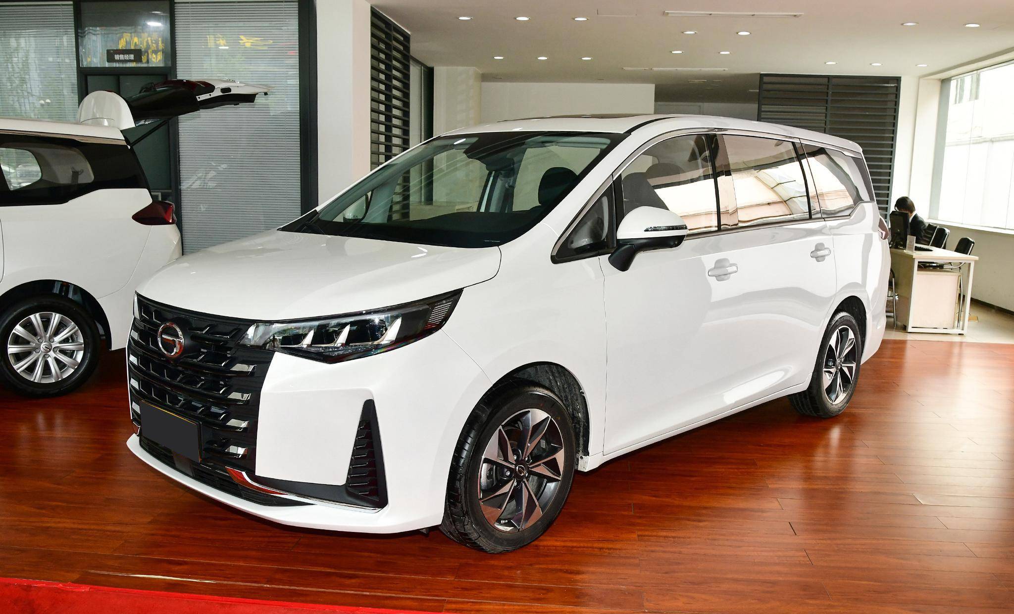 空间很大的7座家用MPV，动力不弱油耗较低，价格不贵，实拍传祺M6_搜狐汽车_搜狐网