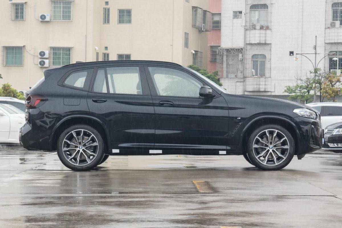 中型SUV的“标杆”，配2.0T+8AT动力，轴距超2米8，实拍宝马X3_搜狐汽车_搜狐网