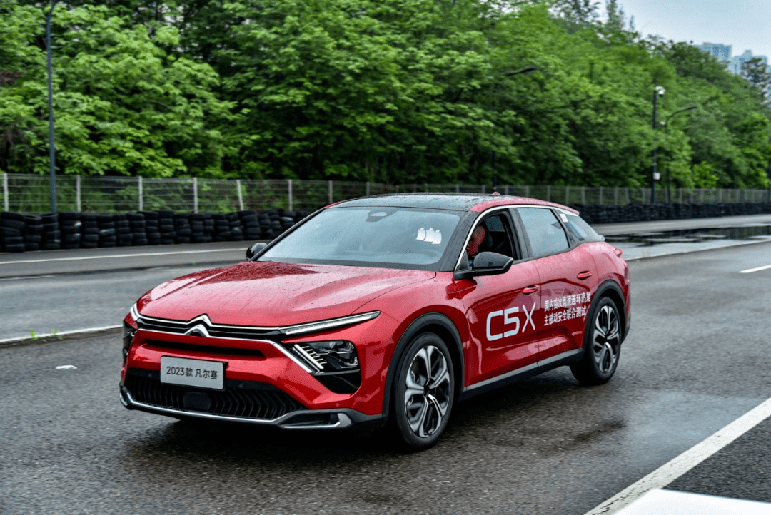 以子之矛攻子之盾，国内首次高速连环碰撞，凡尔赛C5 X见招拆招_搜狐汽车_搜狐网