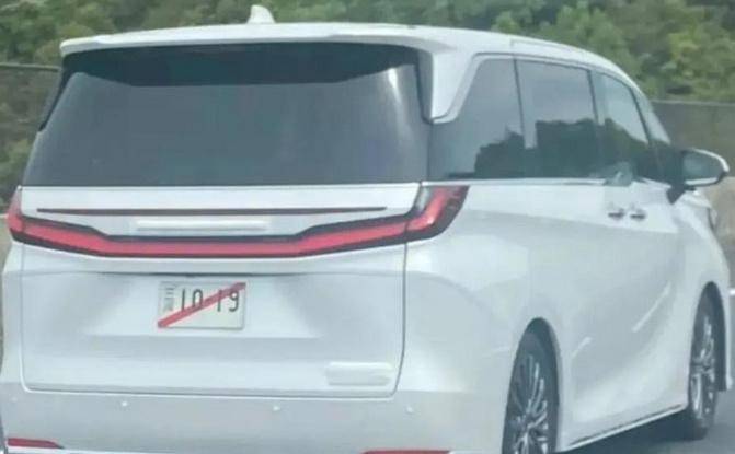 雷克萨斯全新LM实车街拍，网友：不如腾势D9、M8宗师版有气场_搜狐汽车_搜狐网