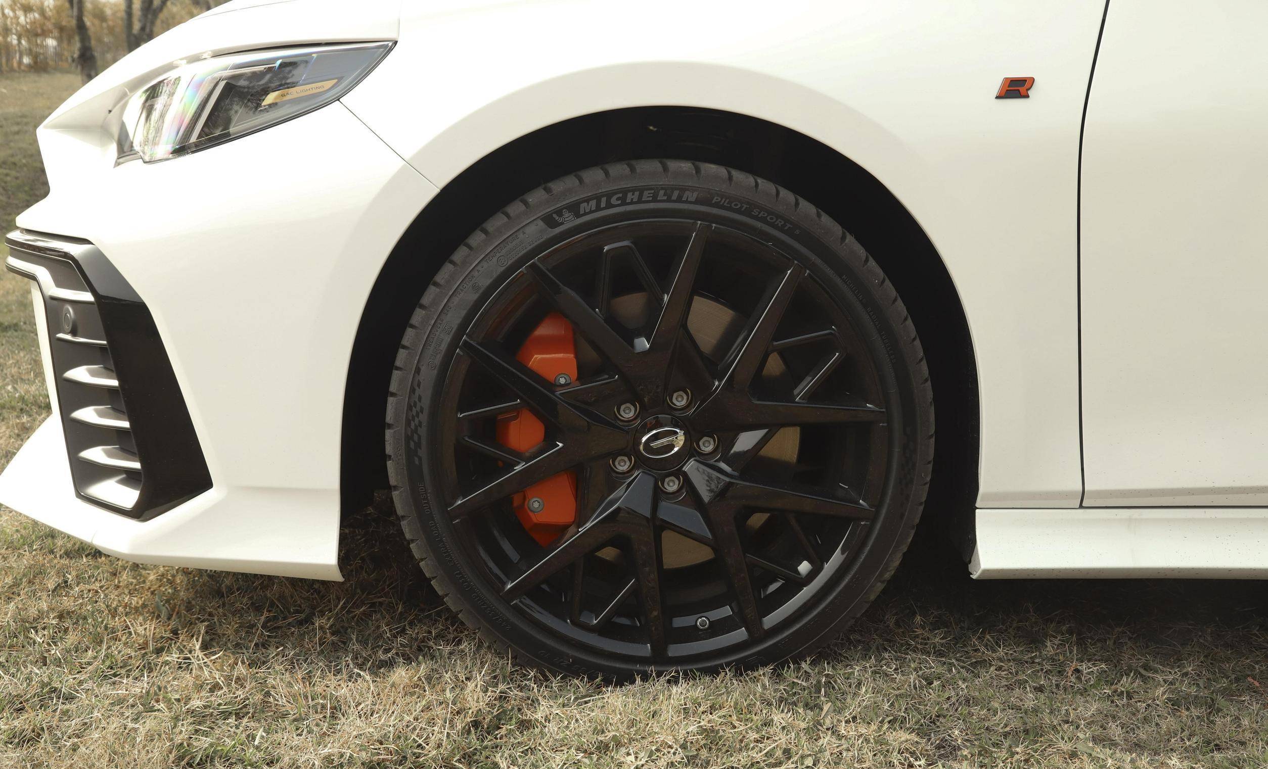 传祺影豹R的外观很战斗，2.0T爆发265马力，5.7秒可“破百”_搜狐汽车_搜狐网