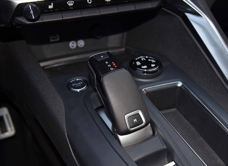 法系车终于开窍了，新车内饰再升级，爆211马力＋8AT，油耗6.3L_搜狐汽车_搜狐网