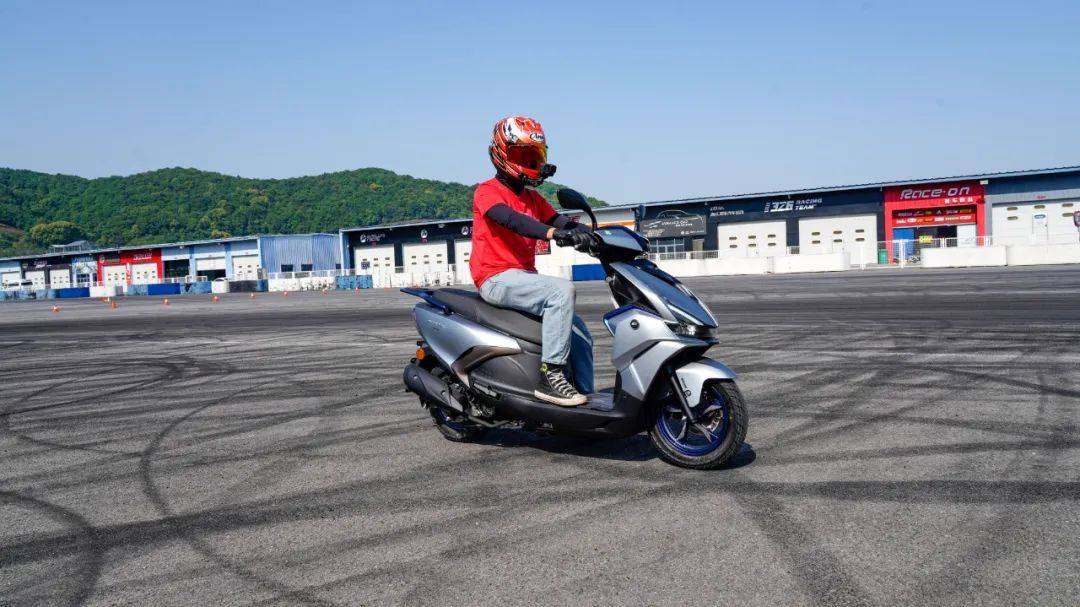 一步到位的TCS版鸿125仅10699元，性价比和颜值拿捏得死死的_搜狐汽车_搜狐网