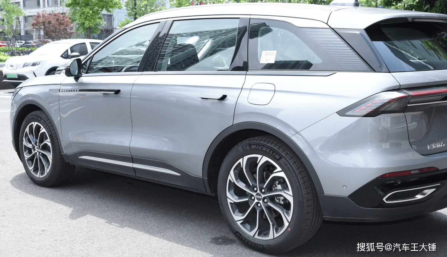 美系豪华SUV，最高2.7T V6发动机，外观符合中年人沉稳的性格_搜狐汽车_搜狐网