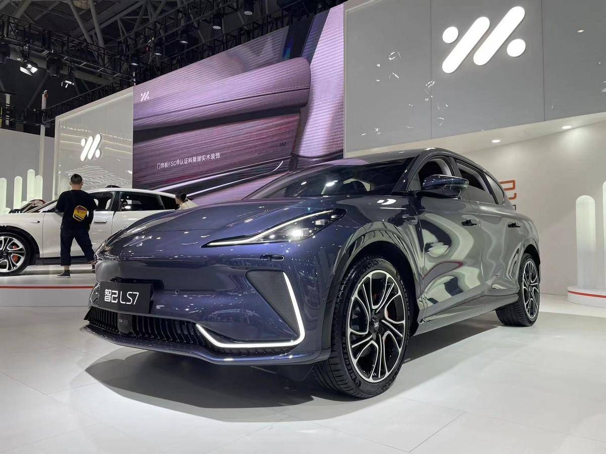 实拍智己LS7丨30万级中大型纯电SUV实力选手，入门版本值得期待_搜狐汽车_搜狐网