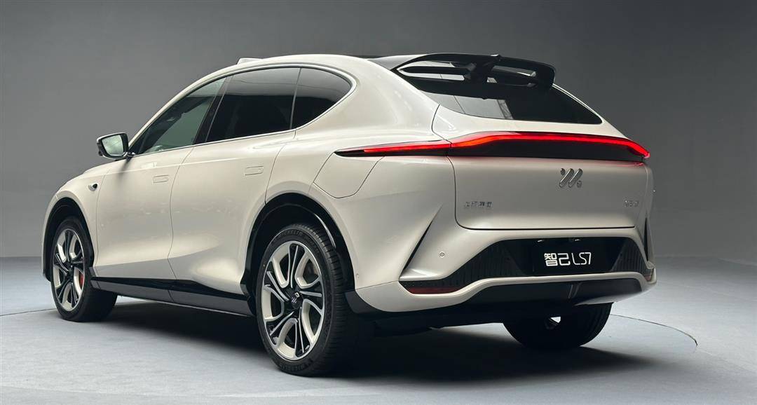 门槛降4万/发布“全程AI舱”，智己LS7剑指蔚来ES7？_搜狐汽车_搜狐网