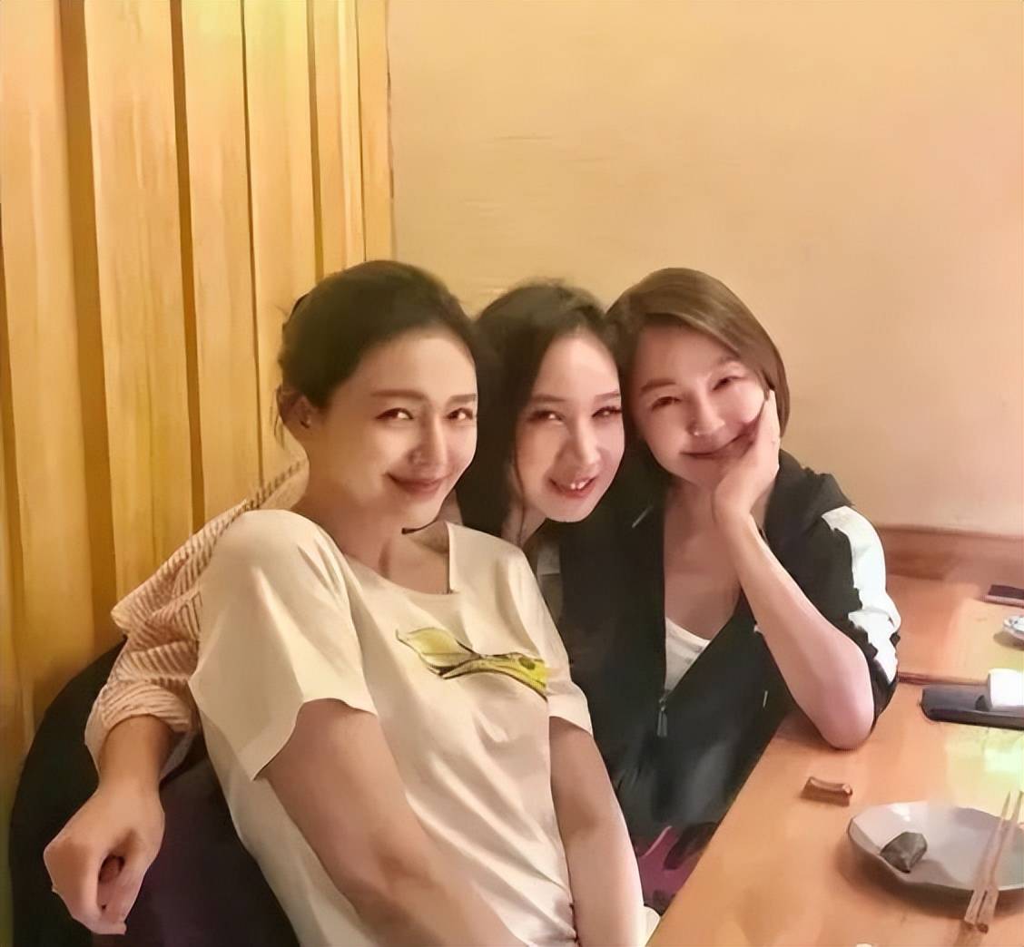 大s近照曝光,双手搂着具俊晔笑得很开心 娱乐八卦 倍可亲