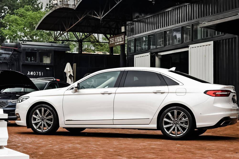 美系又一中型SUV火了，长超5米，爆245马力＋8AT，比君越时尚_搜狐汽车_搜狐网