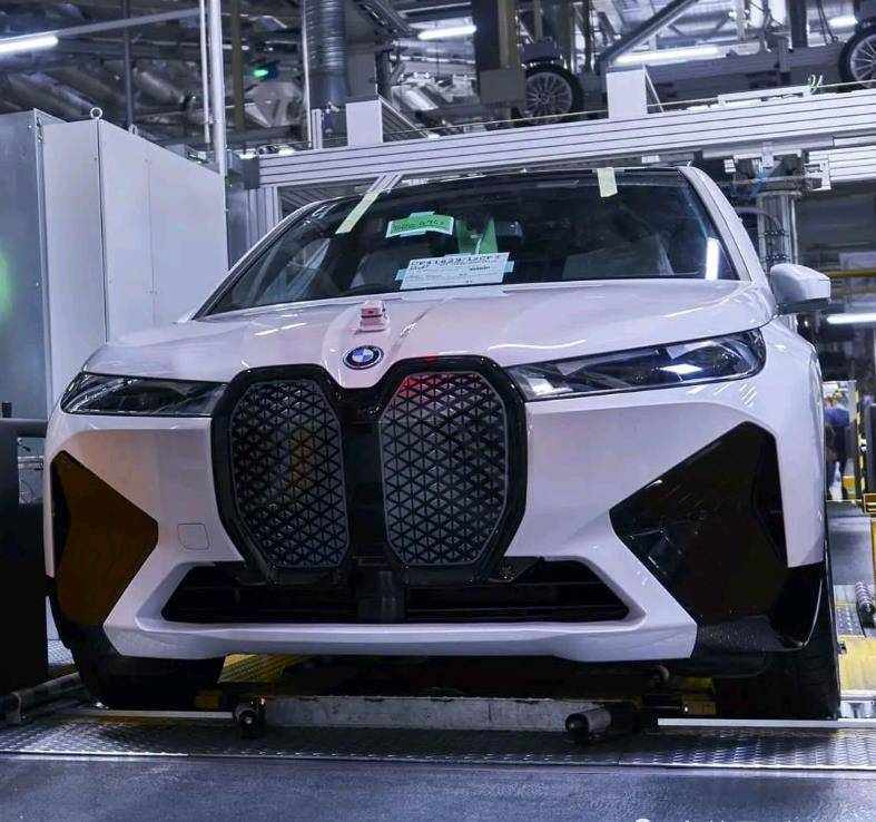 全球首辆“宝马X8”正式下线，双肾格栅已成历史，4.4T成标配！_搜狐汽车_搜狐网