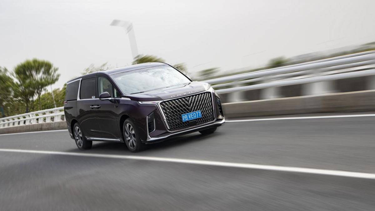 30万预算选购国产豪华MPV，上汽大通G90和传祺M8谁更值得买？_搜狐汽车_搜狐网