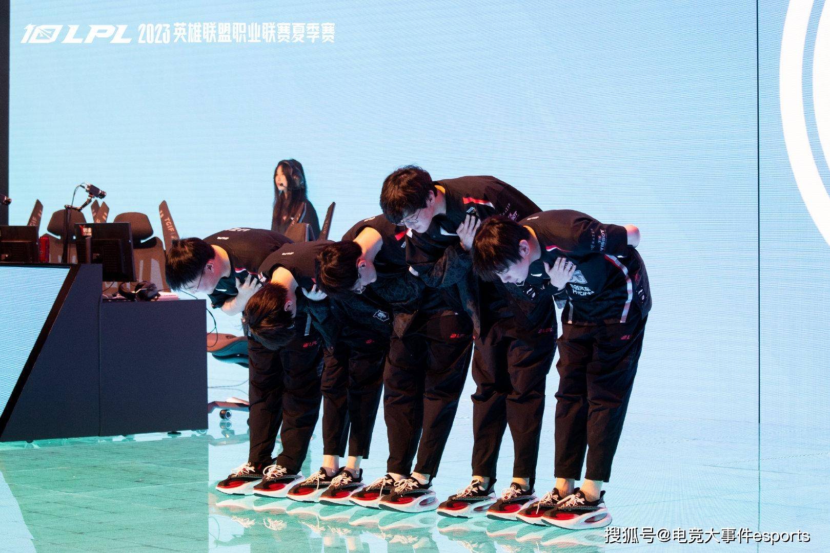 Uzi梦回S8！EDG让1追2拿下UP，卡莎飞身进场，是那个熟悉的身影-搜狐大视野-搜狐新闻