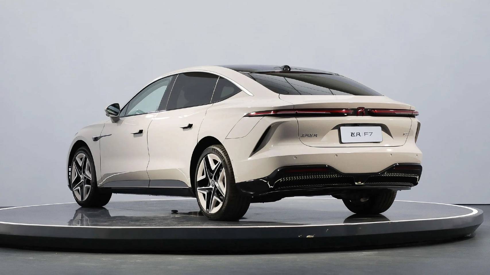 25万预算 掀背新秀飞凡F7和热销家轿汉EV冠军版怎么选_搜狐汽车_搜狐网