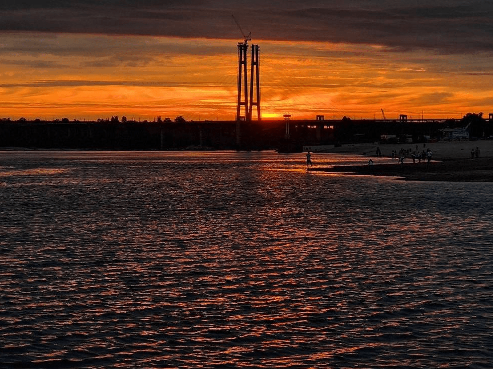 乌克兰扎波罗热 第聂伯河被晚霞映照宛如油画-搜狐大视野-搜狐新闻