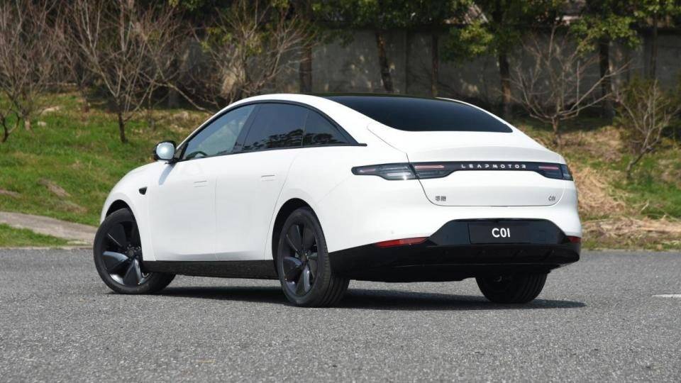 15万买辆新能源轿车，零跑C01和秦PLUS EV谁靠谱？_搜狐汽车_搜狐网