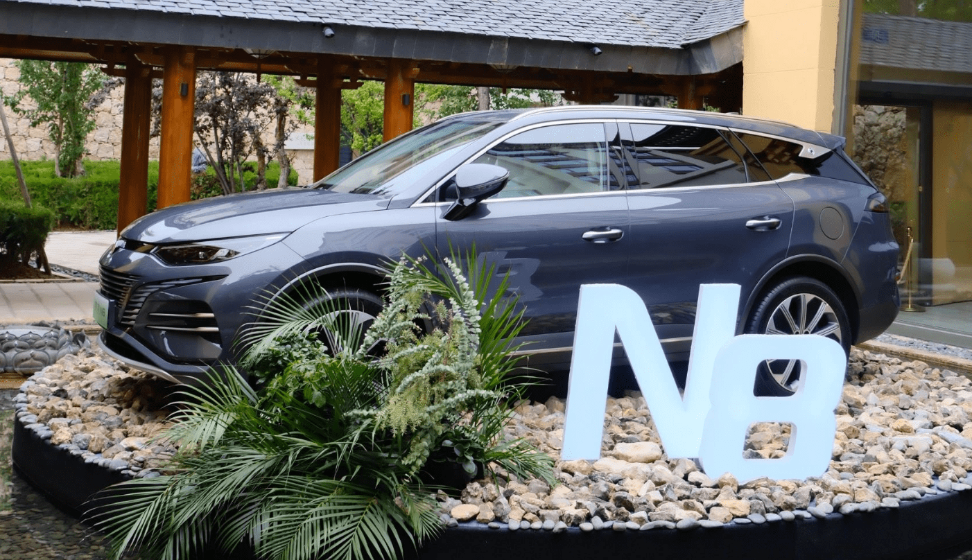 腾势N8实车现身，长近5米配航空座椅+小桌板，理想L8不香了？_搜狐汽车_搜狐网