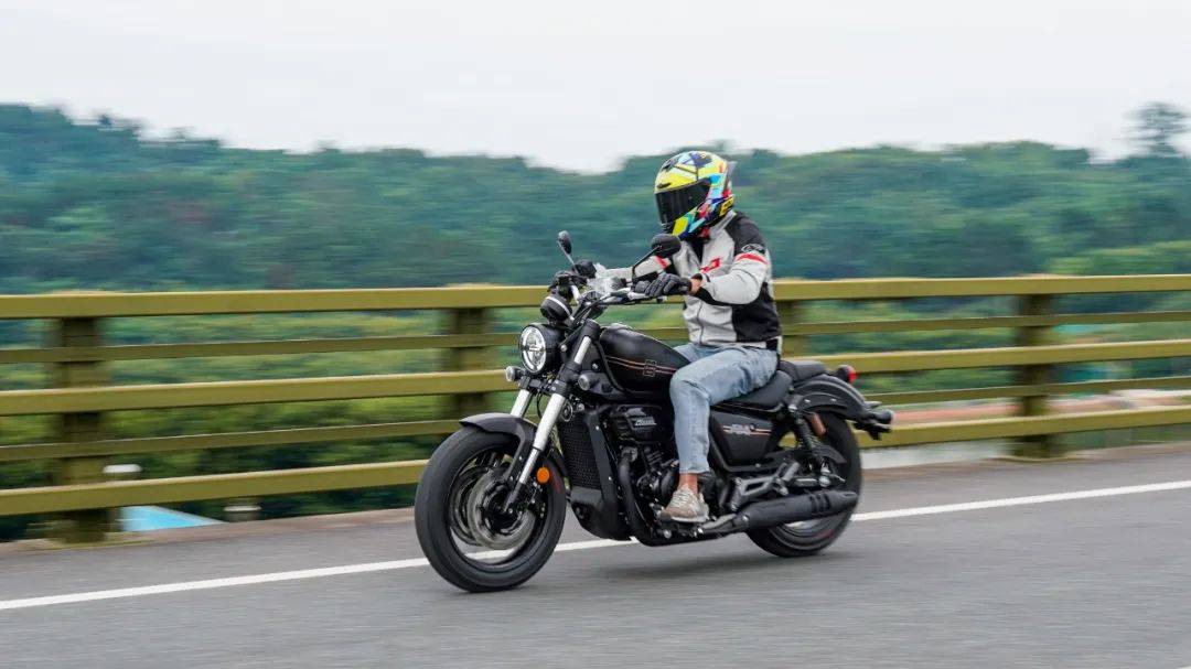 操控、骑行品质和颜值一样能打—26980起赛科龙RA401摩智测评_搜狐汽车_搜狐网