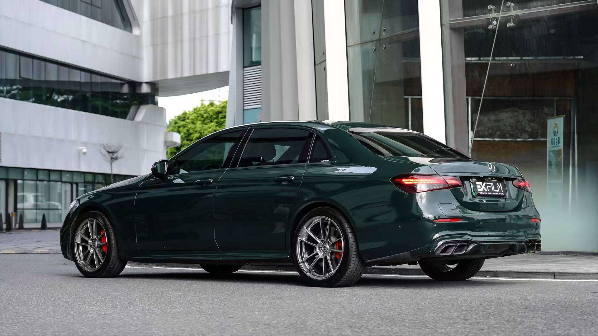 奔驰E63-EKFILM改色膜深翠绿，自带文艺的高级感_搜狐汽车_搜狐网