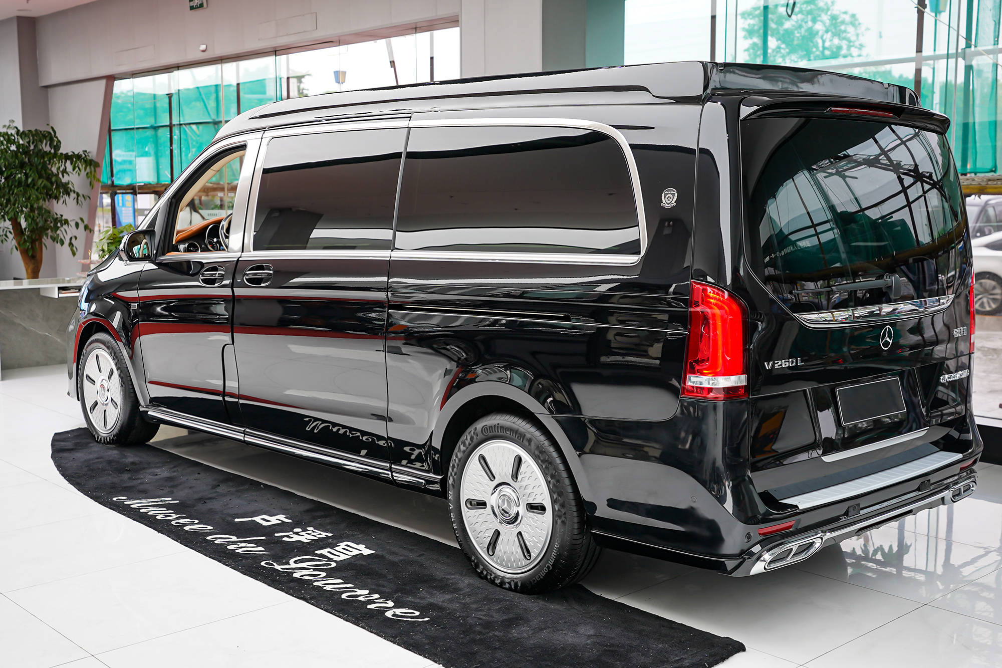 细节更显奢华尊贵，全新奔驰V260L商务车卢浮宫版高端7座MPV实拍_搜狐汽车_搜狐网