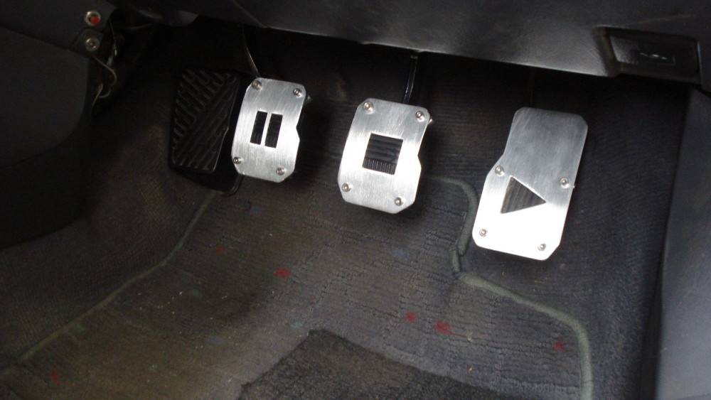 自动挡汽车只有两个踏板，为何不设计成左脚踩刹车，右脚踩油门_搜狐汽车_搜狐网