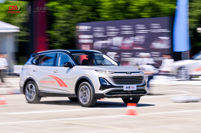 试驾奔腾T90丨2.0T+8AT又快又稳，10万出头家用SUV新选择_搜狐汽车_搜狐网