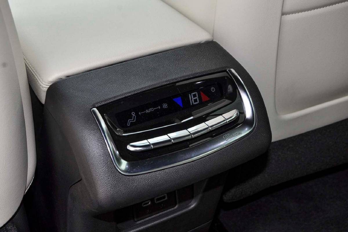 全系2.0T+48V轻混+9AT，三排大6/7座，舒适不逊BBA，凯迪拉克XT6_搜狐汽车_搜狐网