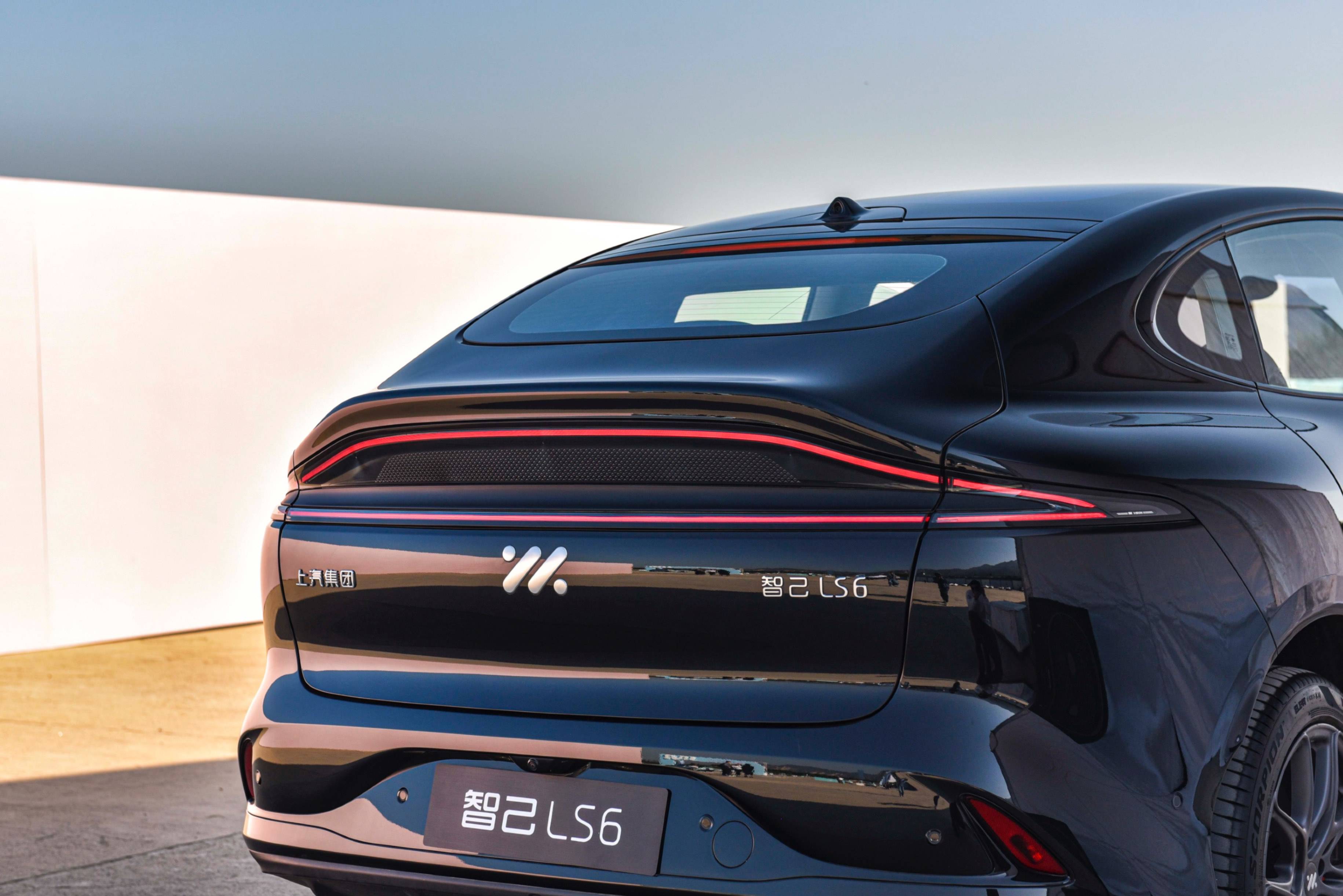 场地试驾智己LS6，3.48秒破百，还能极致贴边停车_搜狐汽车_搜狐网