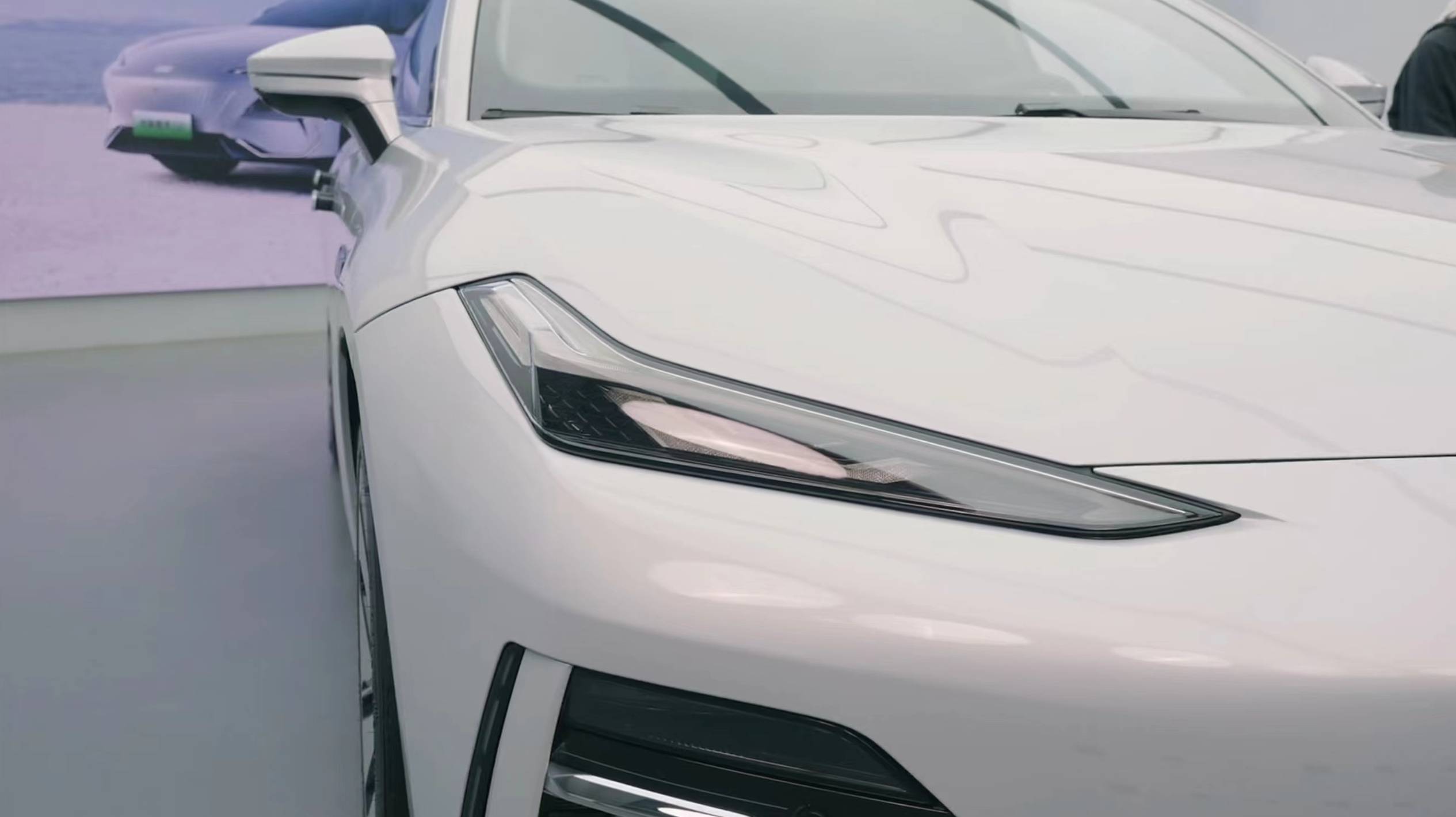 0.199Cd超低风阻+8K大屏，吉利银河E8一副很能“打”的样子_搜狐汽车_搜狐网