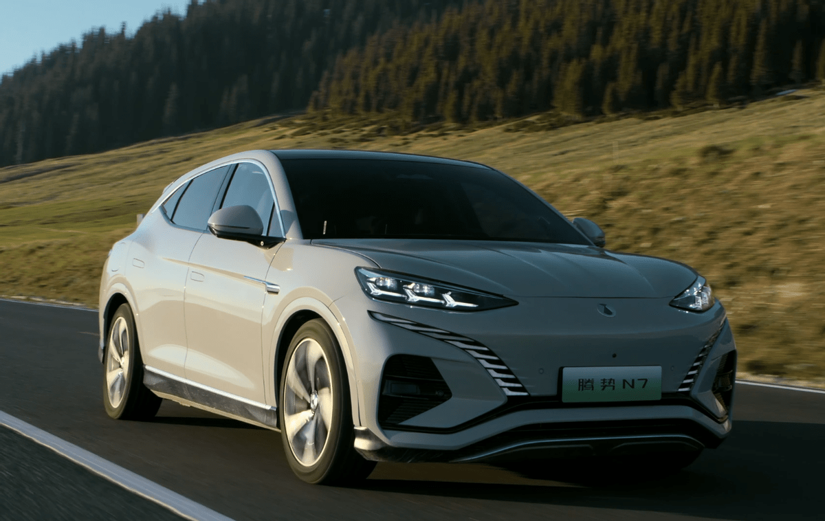 夜间AEB真车实测揭秘：腾势N7惊艳成绩揭示智驾技术水平_搜狐汽车_搜狐网