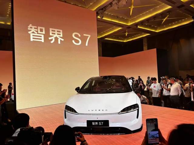 智界S7半天预定超5000，余承东称“先亏着卖”，但会冲击问界吗？_搜狐汽车_搜狐网