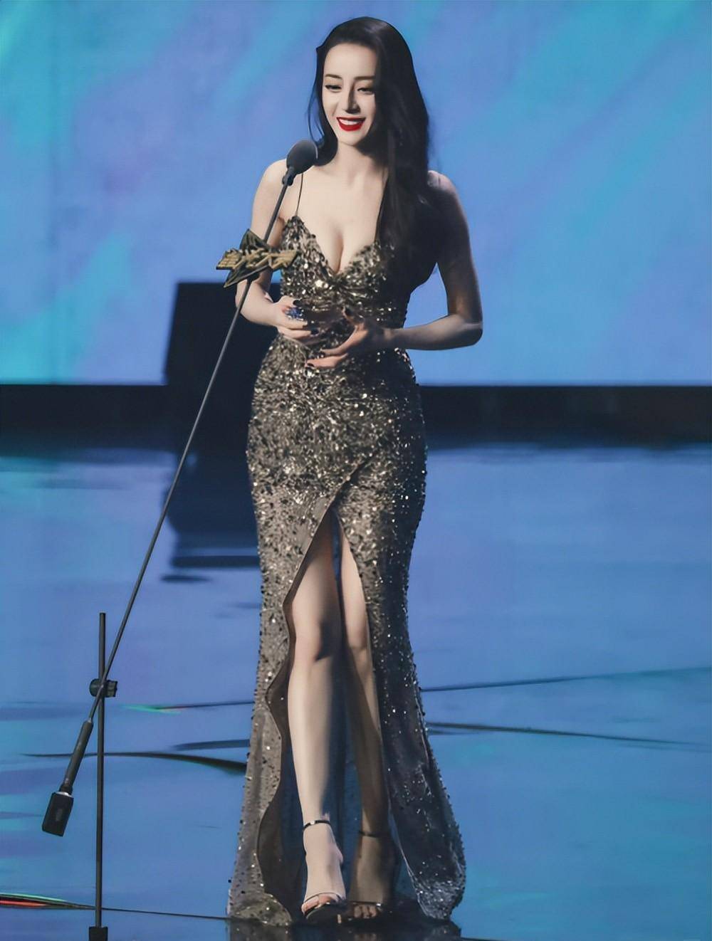 迪丽热巴在广州车展穿金黑连衣裙十分抢眼_搜狐汽车_搜狐网