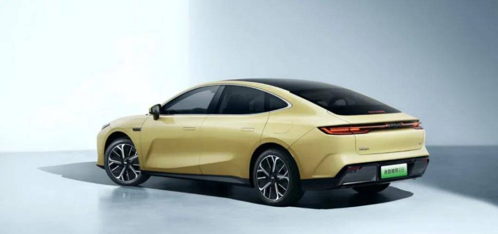 800V、零百3.49秒、665km续航，你觉得吉利银河E8该卖多少钱？_搜狐汽车_搜狐网