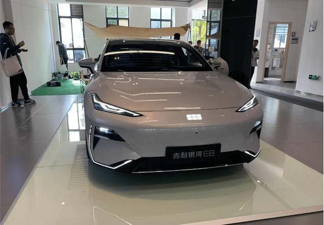 银河E8带800V高压平台登场，预售18.8W起的价格不要太显眼_搜狐汽车_搜狐网