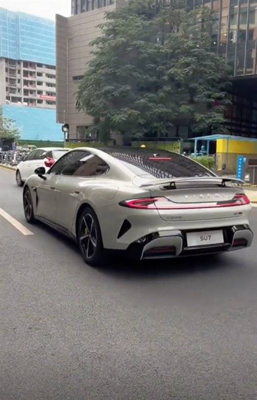 小米su7 Max已开始无伪装溜街,实车比渲染图好看得多 搜狐汽车 搜狐网