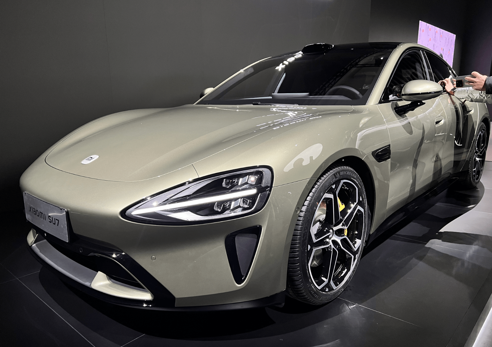 实拍小米SU7，帅气不输保时捷，2.78s破百，配空气弹簧+CDC_搜狐汽车_搜狐网